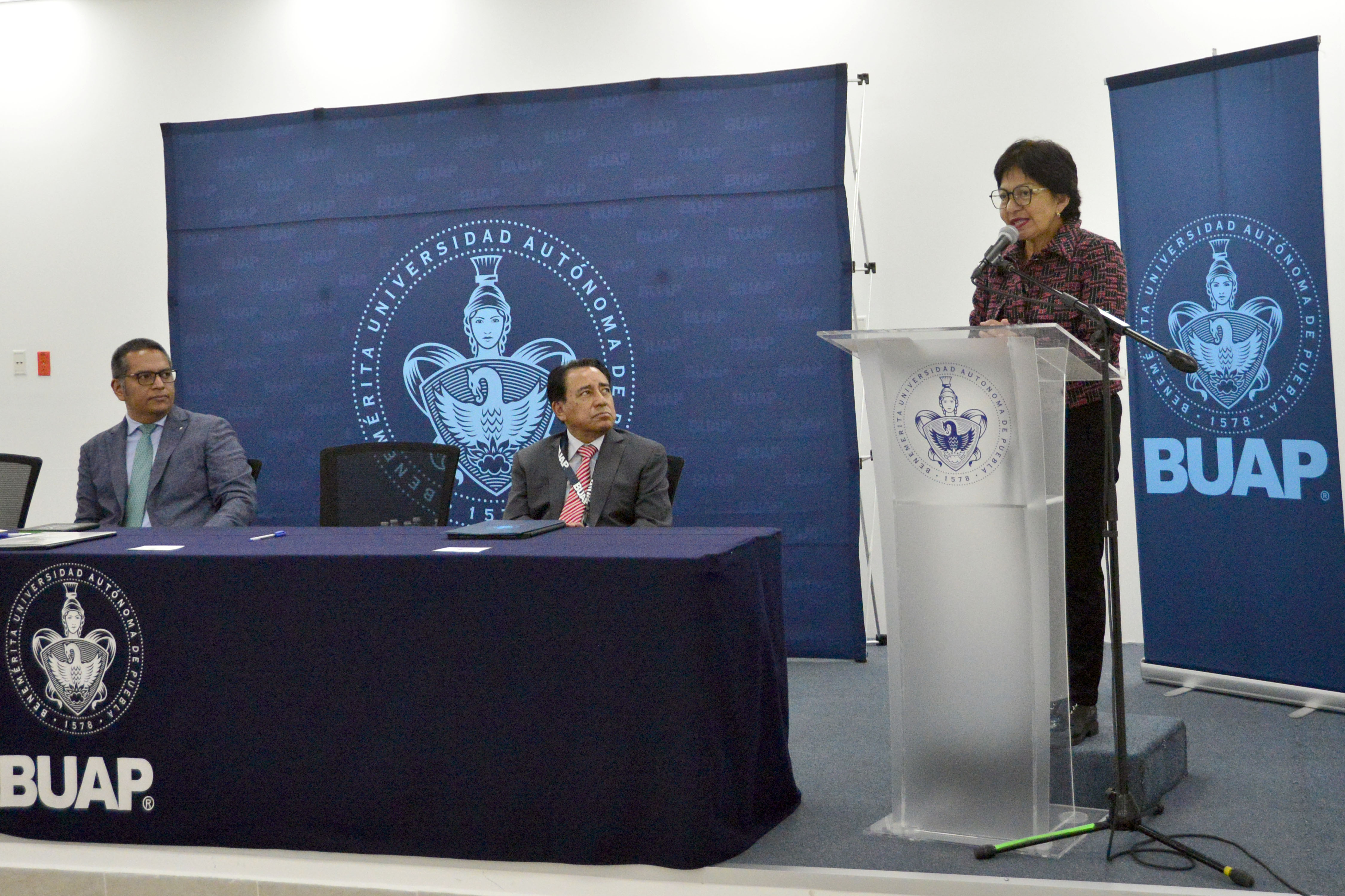 Encabeza la Rectora María Lilia Cedillo Ramírez la firma de convenio entre la BUAP y el IMTA ...